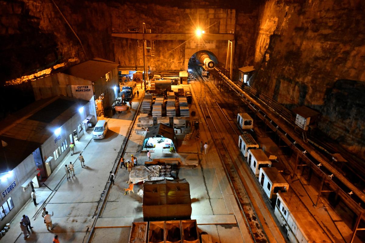 Telangana tunnel collapse: Rescue teams at work in search of 8 trapped workers - The Hindu